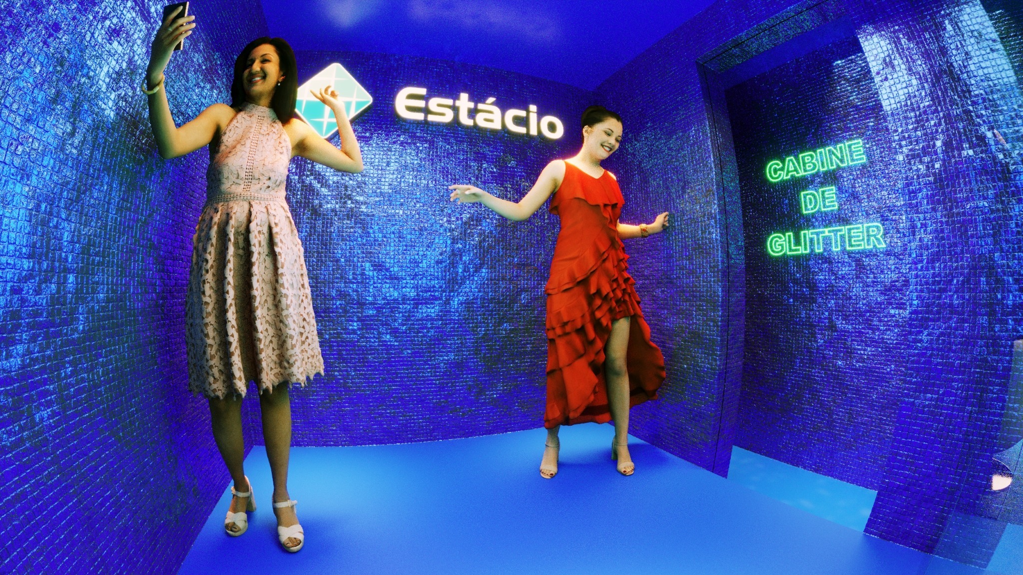 Estácio marca presença no Rock in Rio com cabine de brilho, flash ...