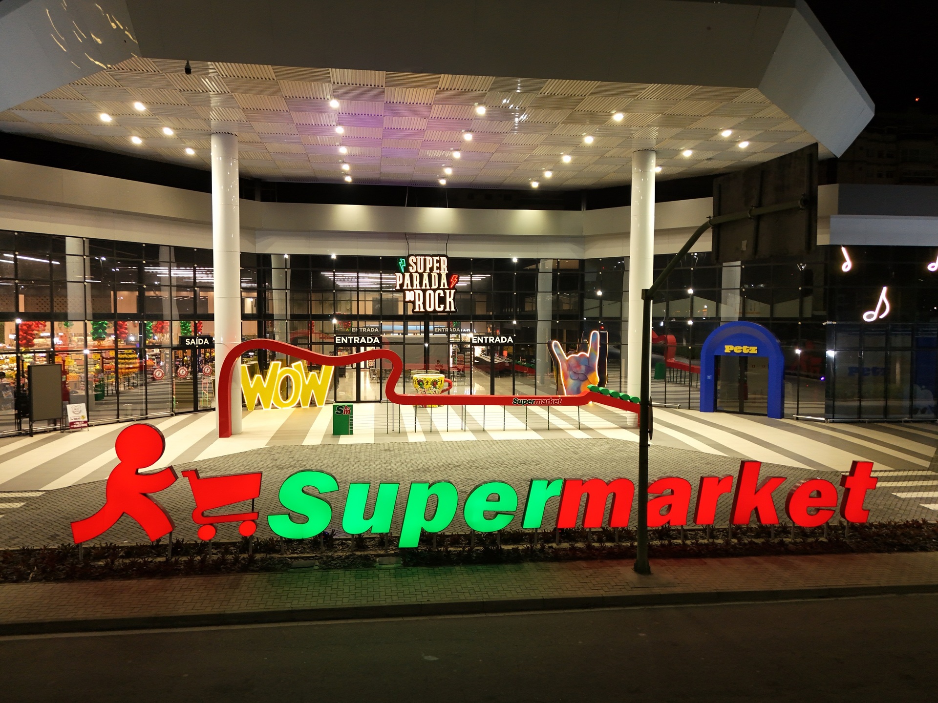 Supermarket Barra Blue realiza o "Super Parada do Rock" durante o Rock ...
