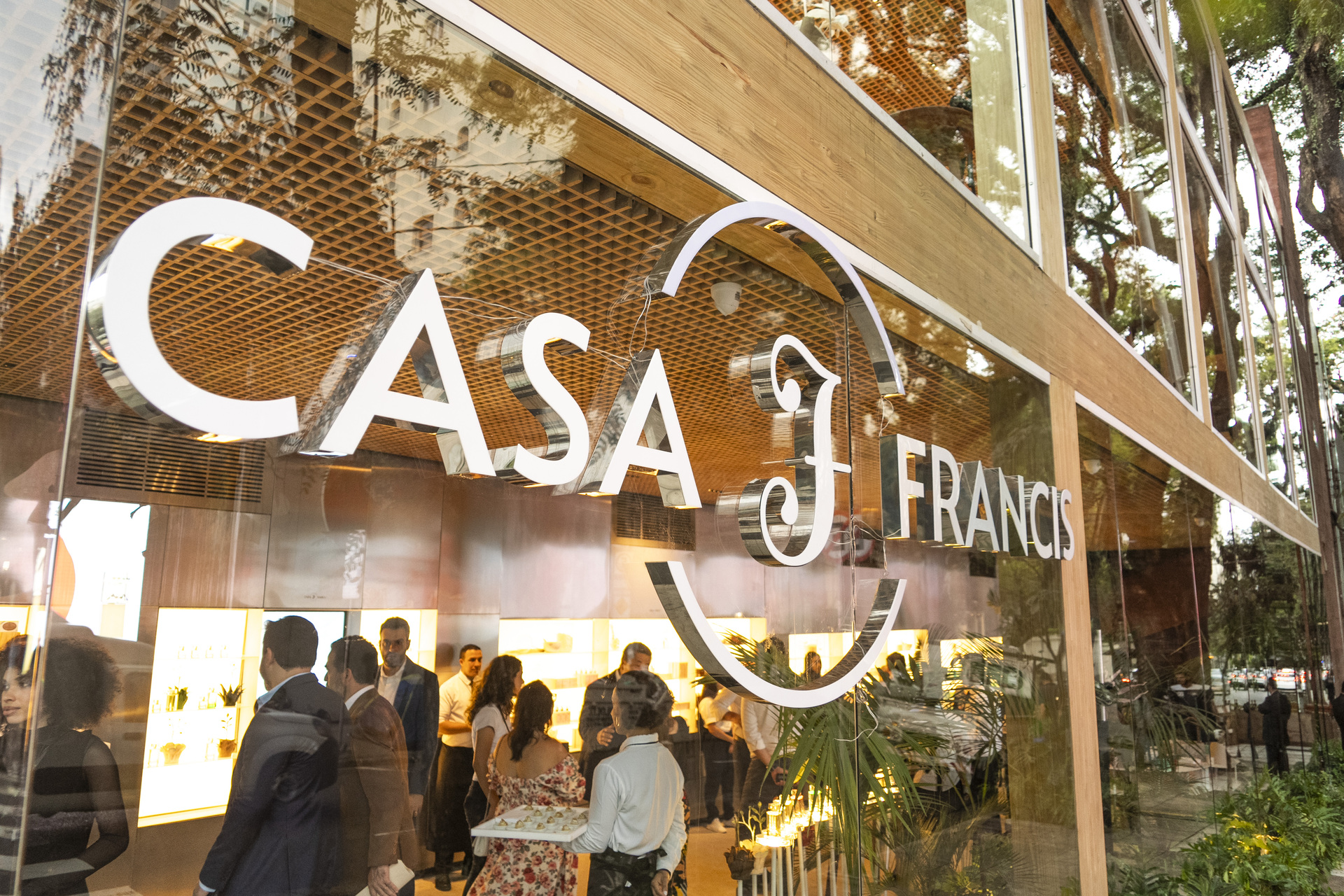 Francis convida à exploração dos sentidos e abre sua primeira loja ...