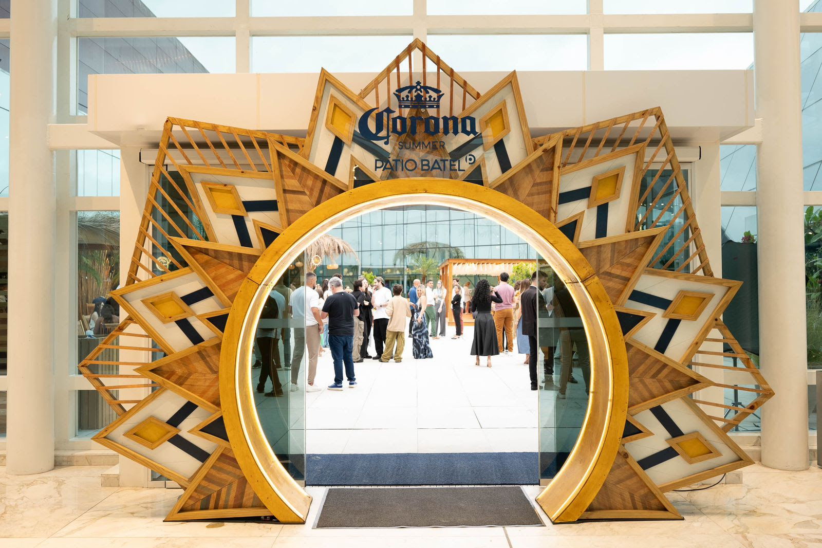 Pátio Batel transforma rooftop em oásis urbano com o "Corona Summer ...