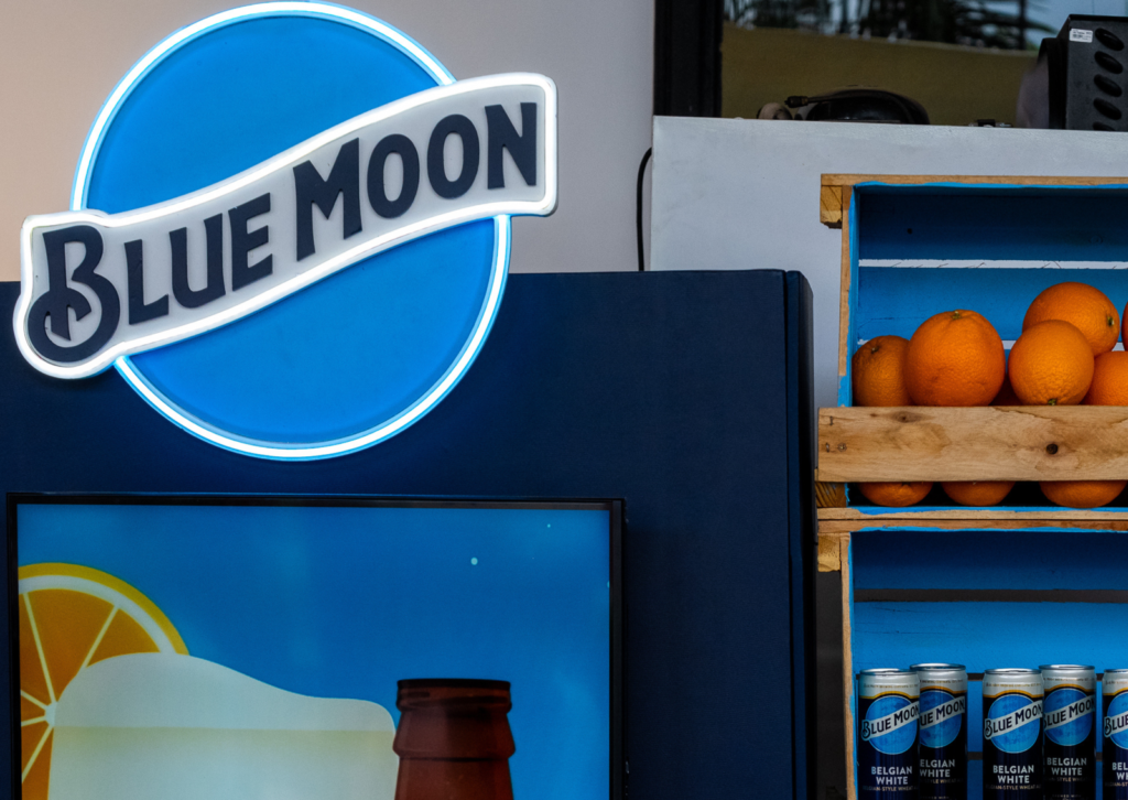 Blue Moon participa da SP-Arte com copos personalizados e circuito ...