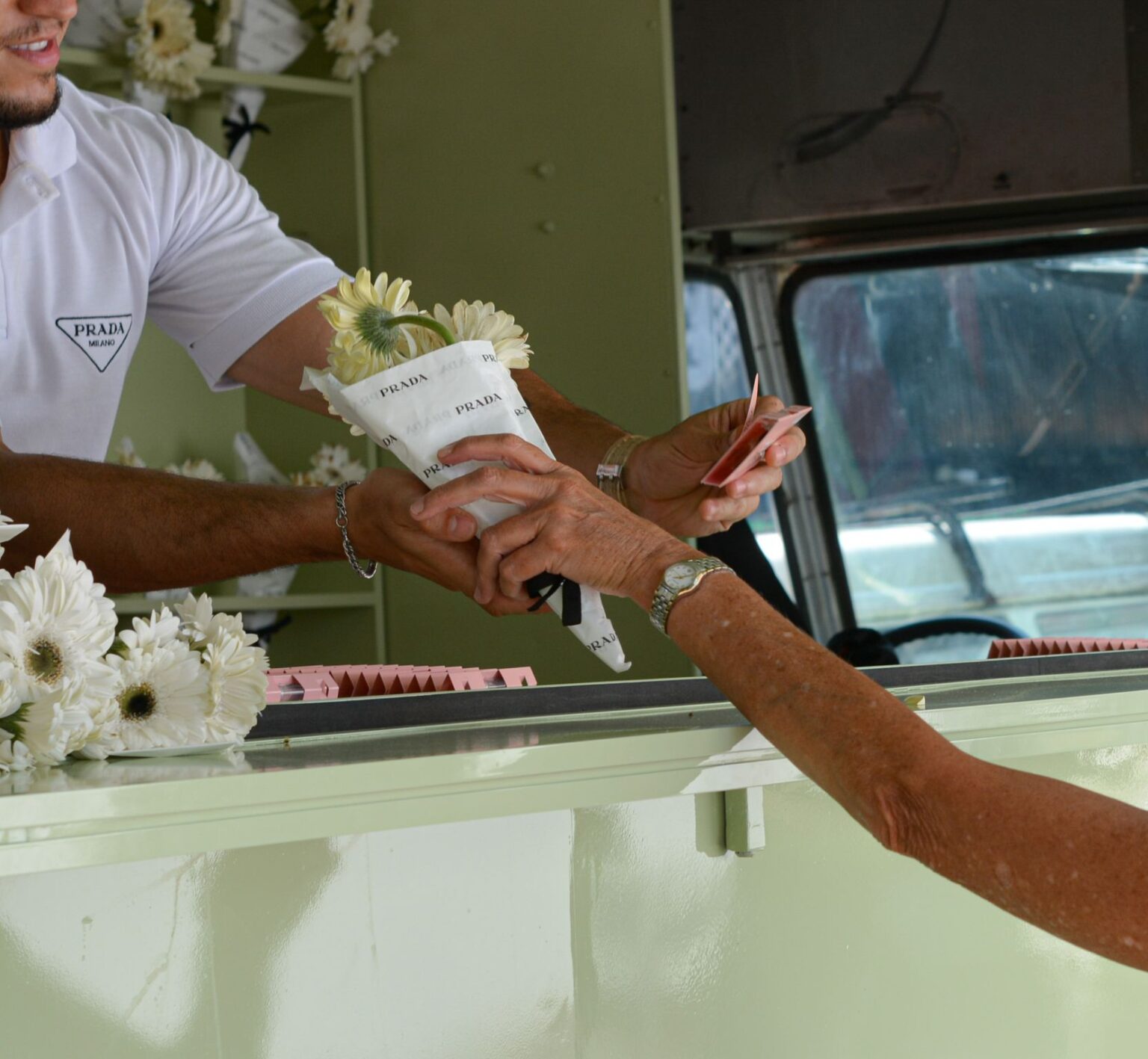 V3A traz para o Brasil a ativação global Prada Flower Market - Live MKT ...