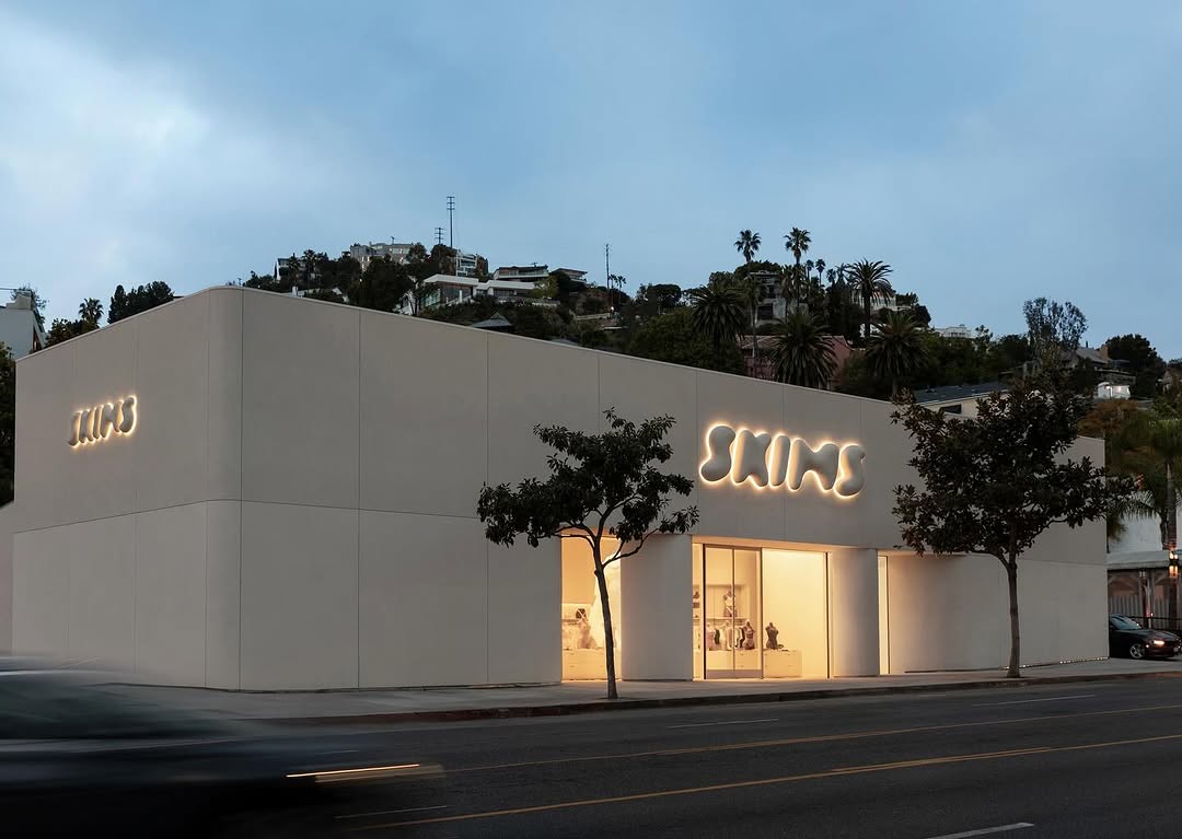 SKIMS inaugura primeira flagship em Los Angeles com drive-thru e ...