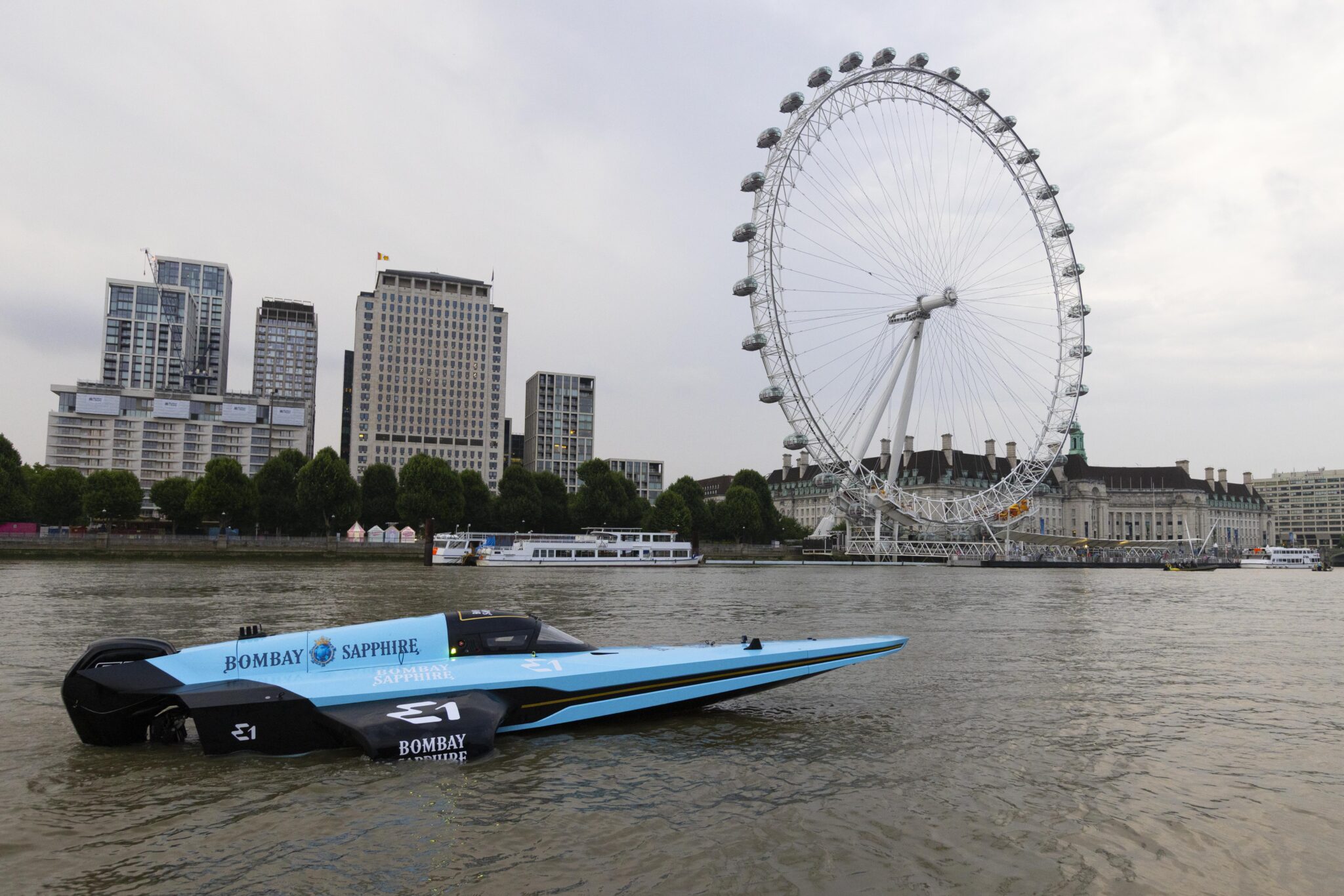 Bombay Sapphire faz show no Rio Tâmisa para estreia da corrida de ...