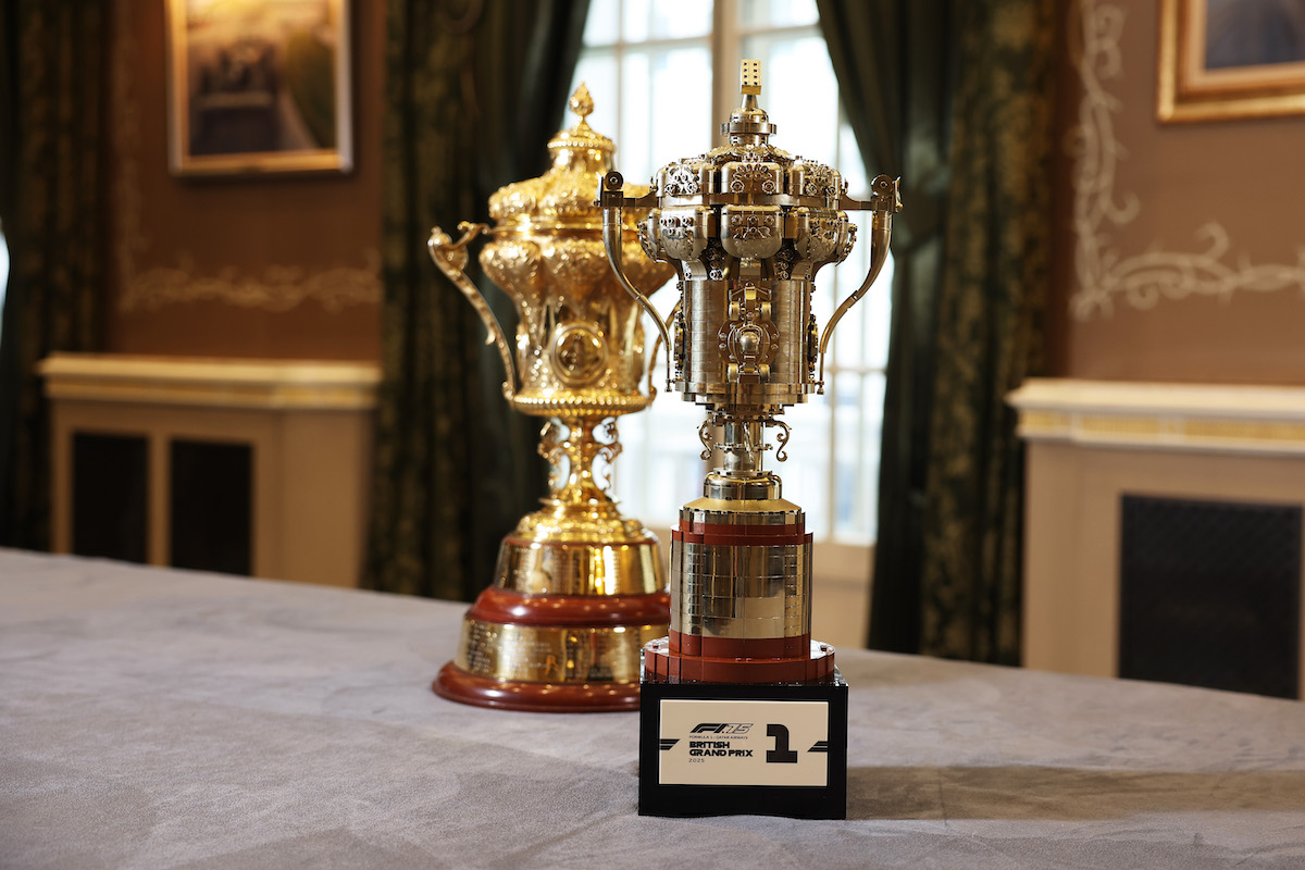 GP da Inglaterra 2025 teve troféus de Lego em homenagem aos 75 anos da ...