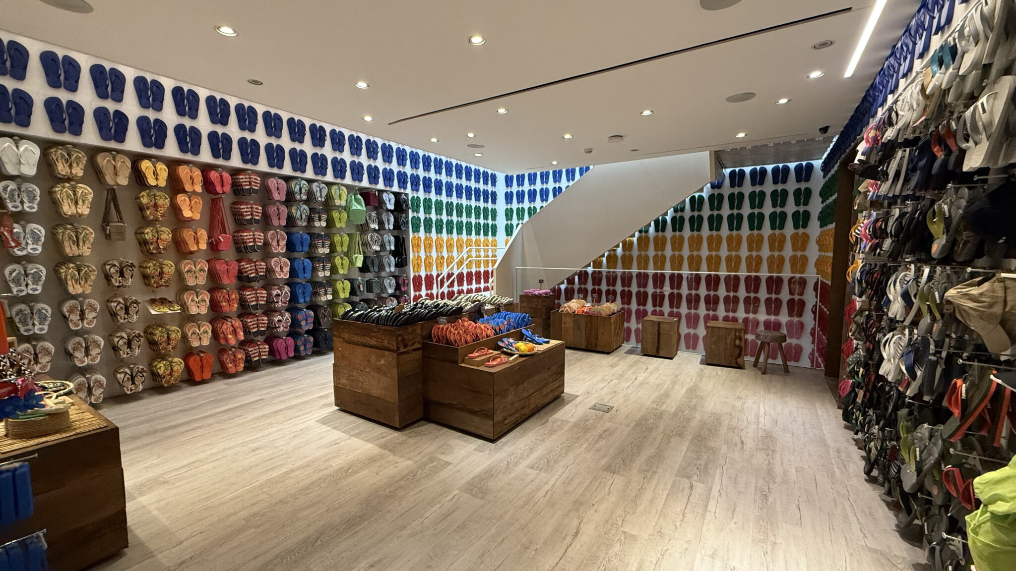 Havaianas reinaugura flagship em Ipanema com novo paredão instalado por ...