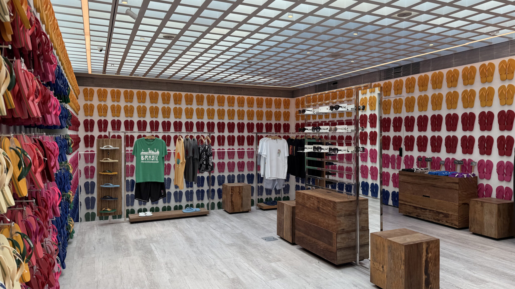 Havaianas reinaugura flagship em Ipanema com novo paredão instalado por ...